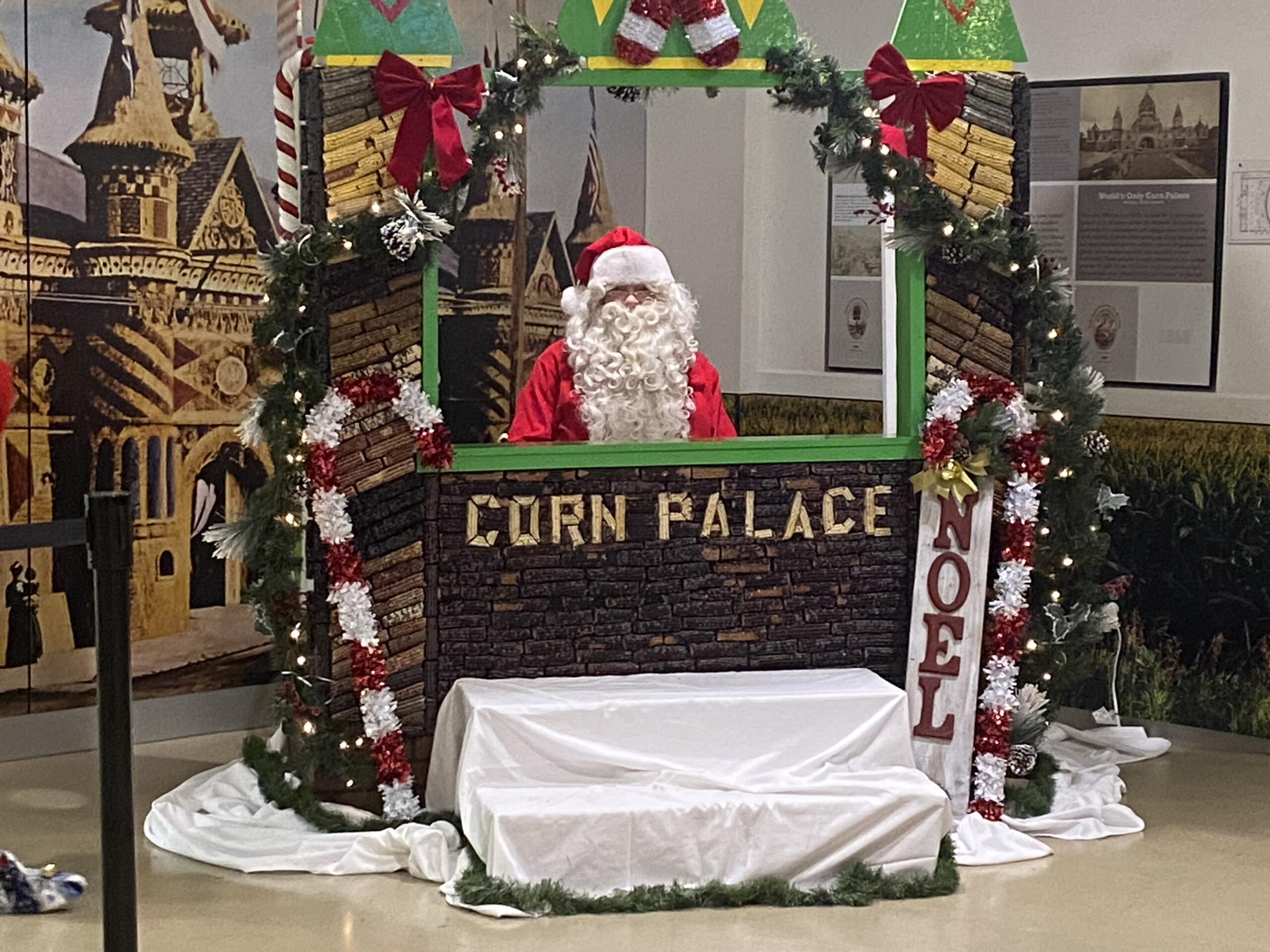 2021 Christmas At The Palace and Parade Of Lights in downtown Mitchell ...