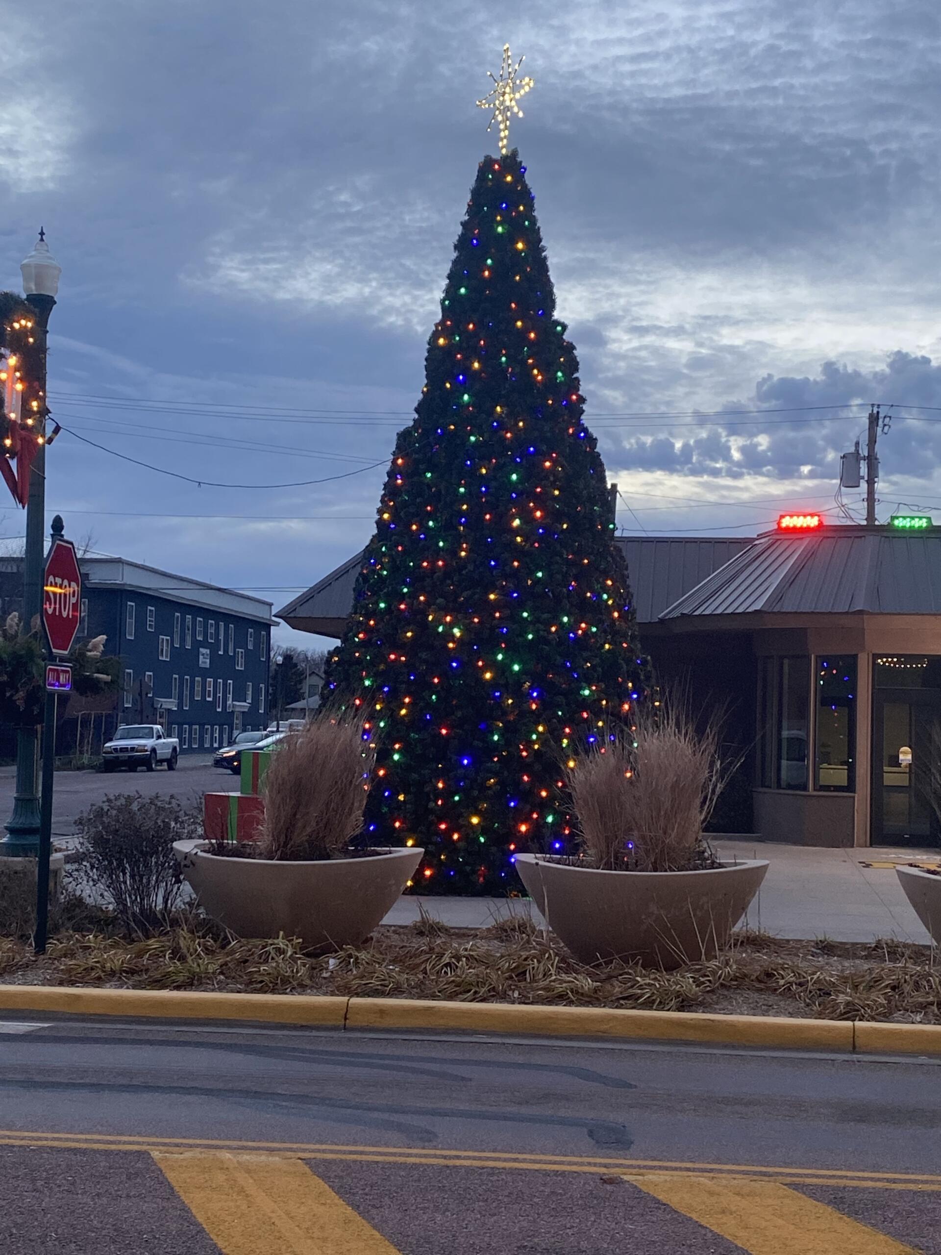 2021 Christmas At The Palace and Parade Of Lights in downtown Mitchell ...